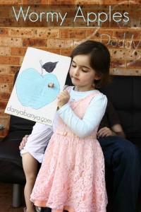 Apple craft idea {with wriggly worm!} – Danya Banya